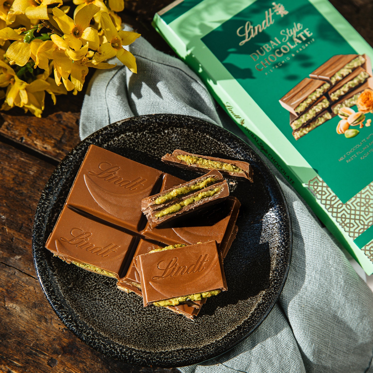 Tablette Dubaï style de chocolat au lait, pistache et kadaïf - Lindt